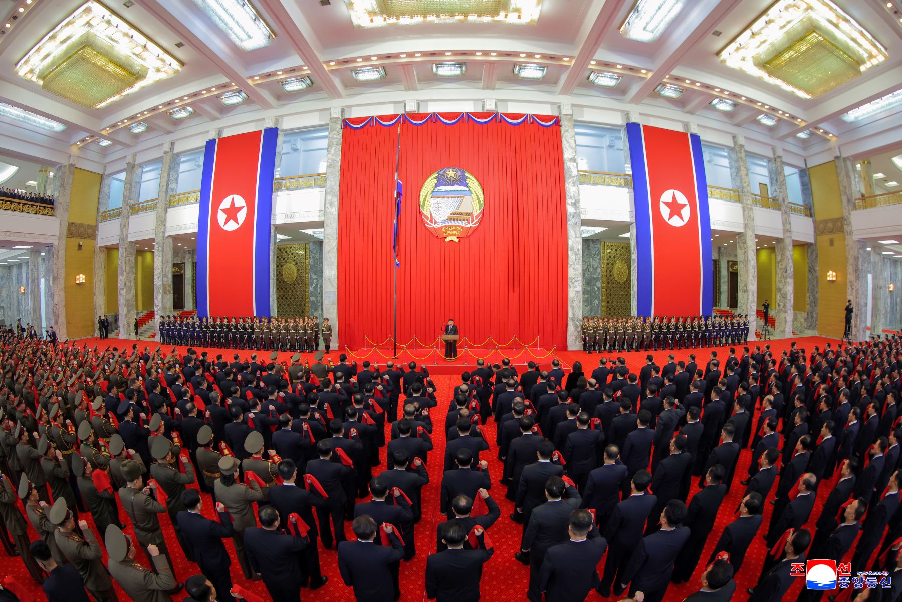 Ceremonia de izamiento de la bandera nacional y acto de juramento por ...
